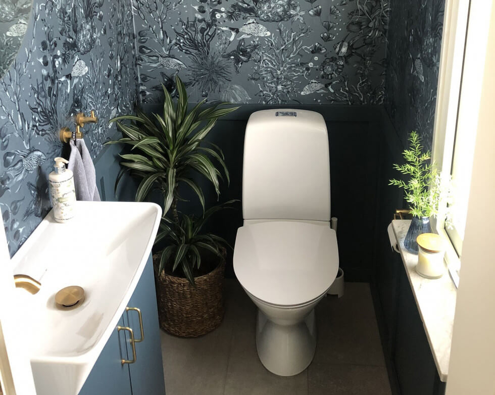 Badrum med kakel vs plastmatta, våtrumsskiva och målade väggar | Byggahus.se